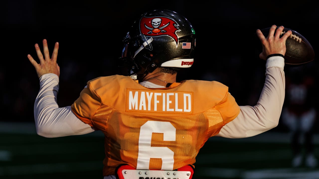 QB Baker Mayfield Throws a Deep Pass to WR Deven Thompkins at Bucs ...