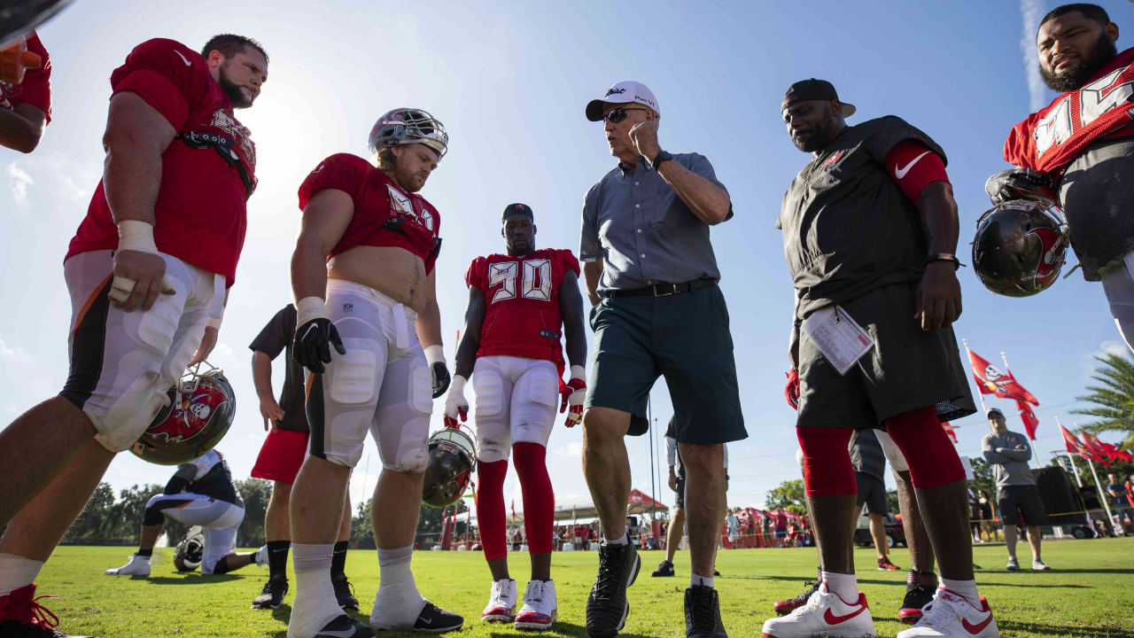 Wealth of Knowledge: Bucs D-Line Gets Welcome Visitor