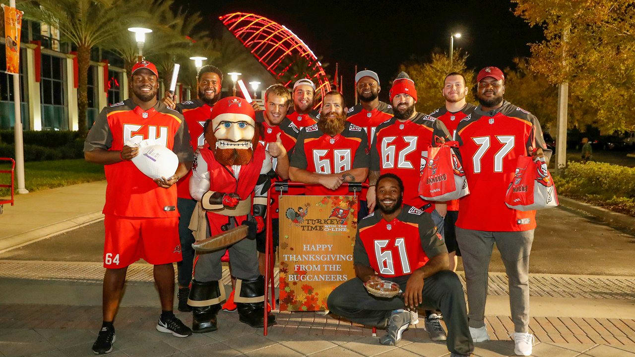 Photos: Turkey Time With the O-Line