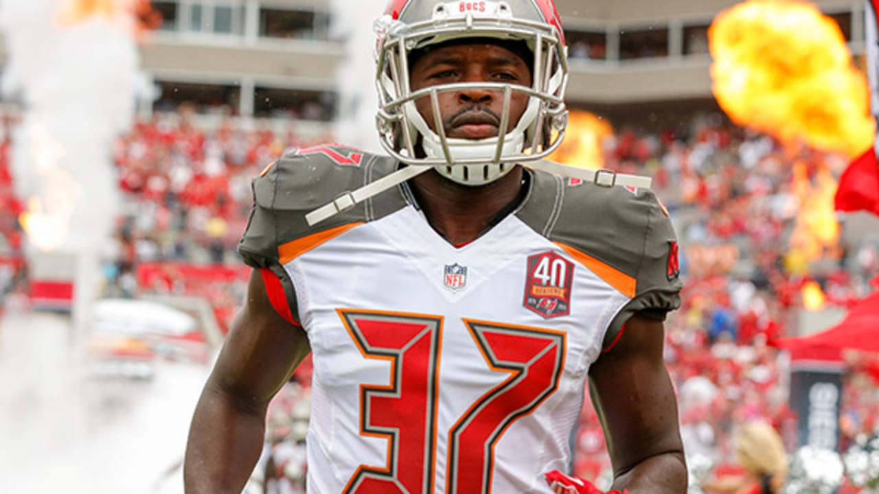 Bucs Re-Sign Tandy, Release Carter