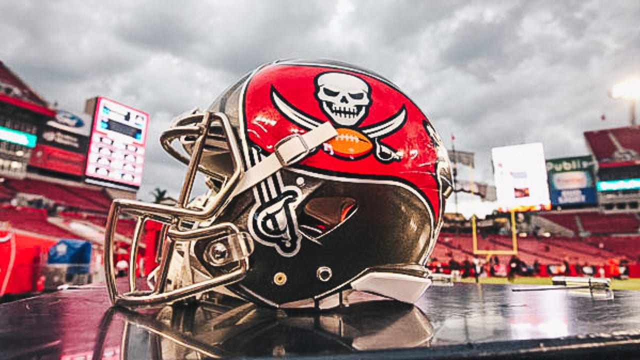 Bucs Re-Sign Adam Gettis