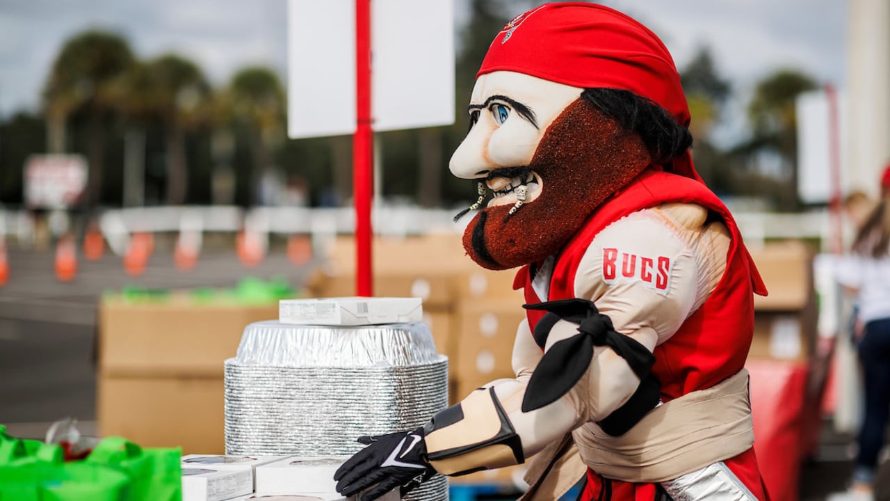 Bucs Gives Back in 15th Annual Turkey Time with the O-Line