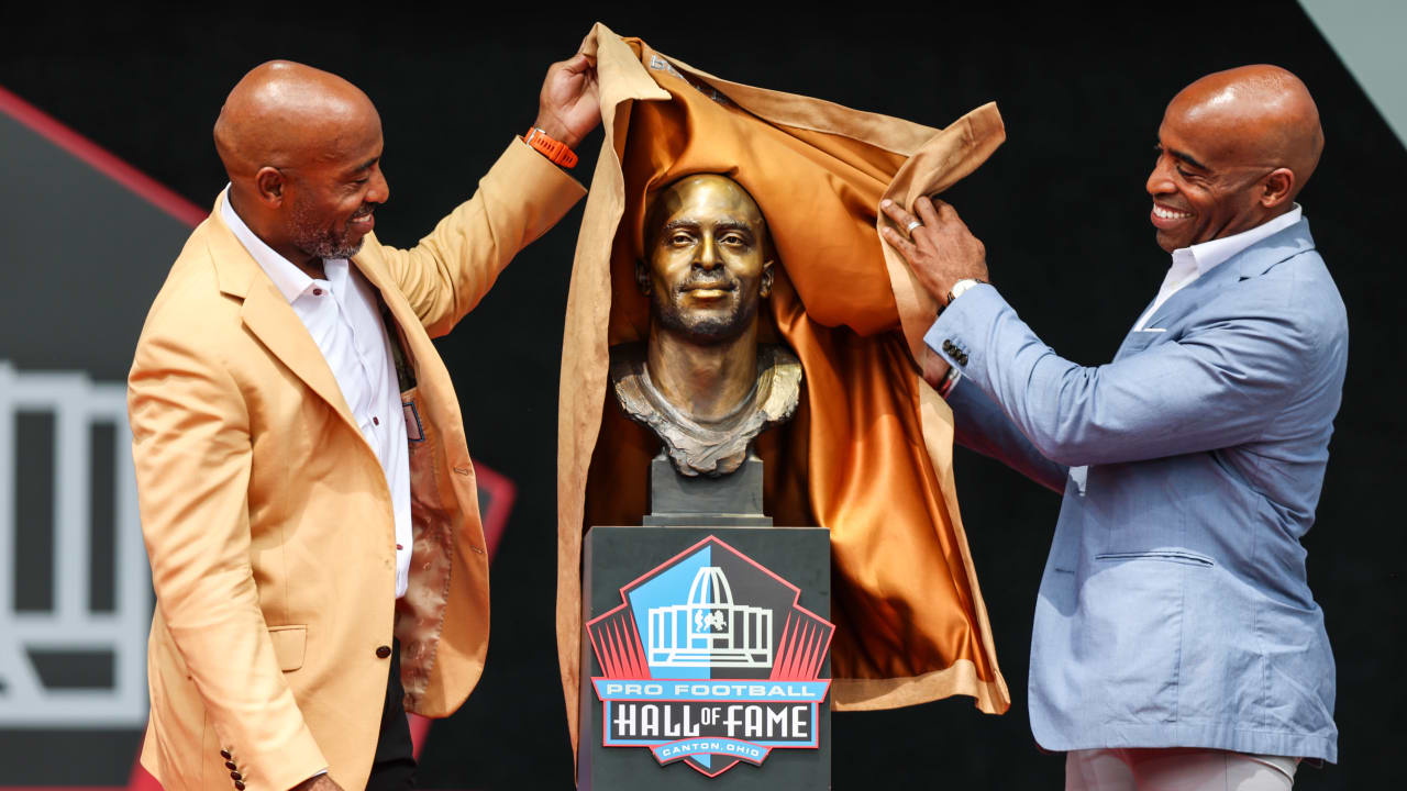 Tiki presents Rondé Barber into HOF (Class of 2023)