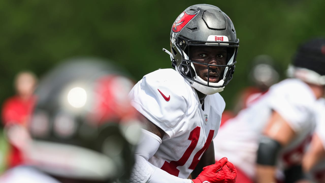 WR Chris Godwin Completes Catch in Tight Coverage | Highlight