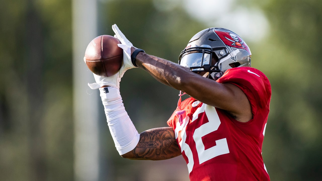 Jordan Whitehead, Mike Edwards and Antoine Winfield Jr compete for ...