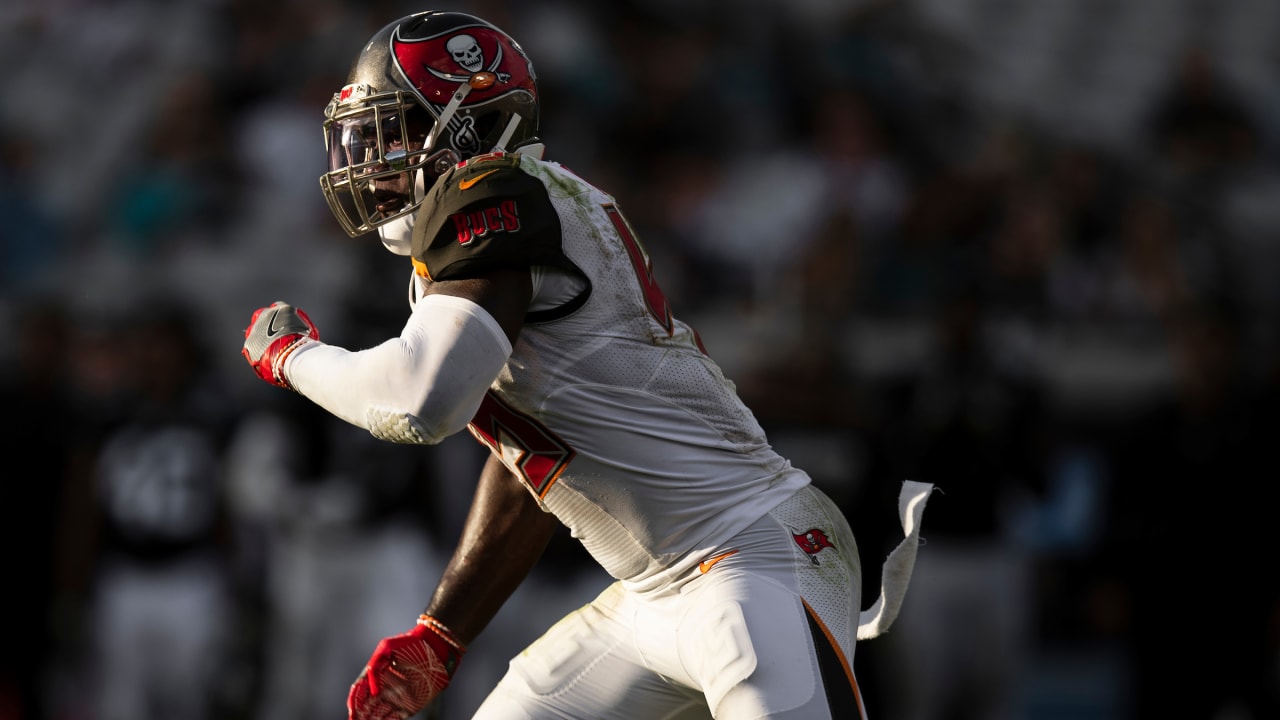 Devin White Named NFC Defensive Rookie of the Month