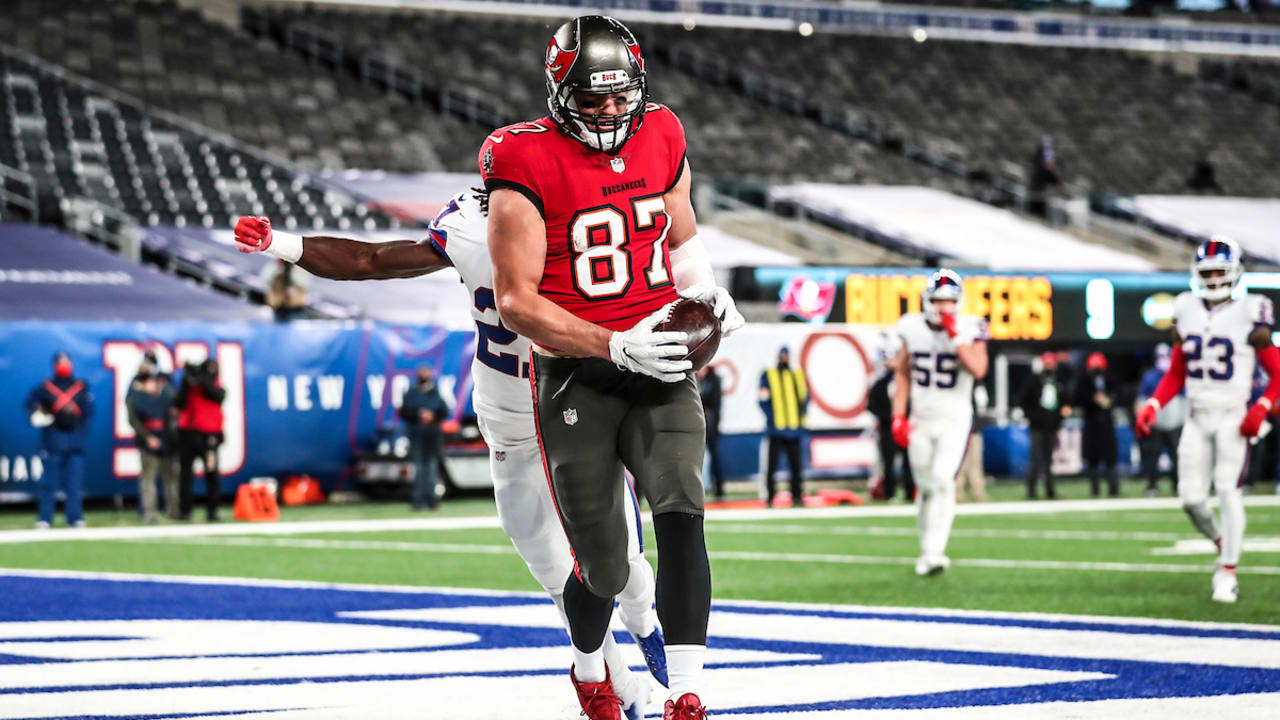 HIGHLIGHT: Gronk catches a Tom Brady touchdown pass on Monday Night Football