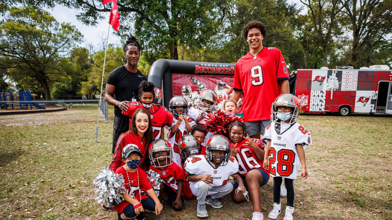 Tampa Bay Buccaneers, Mosaic & Feeding Tampa Bay Host Field Day at ...