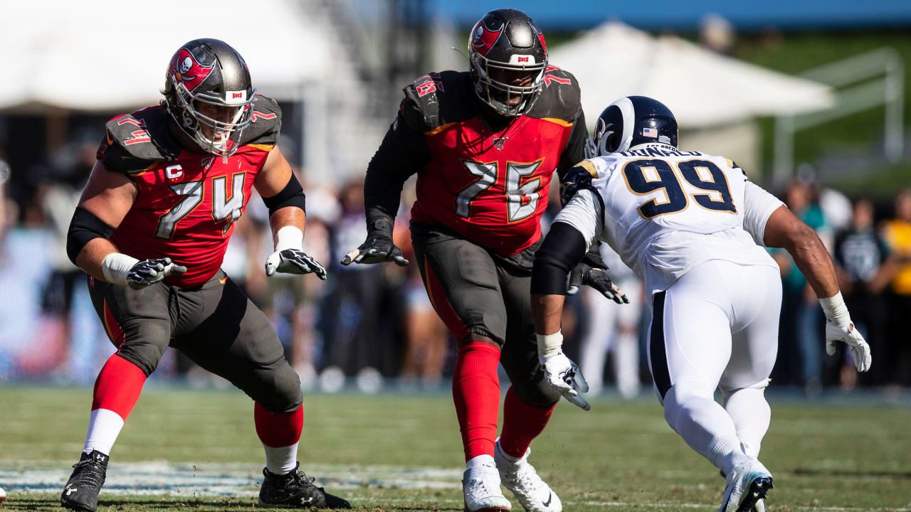Bucs' O-Line Dominates in L.A., Looks to Start a Trend