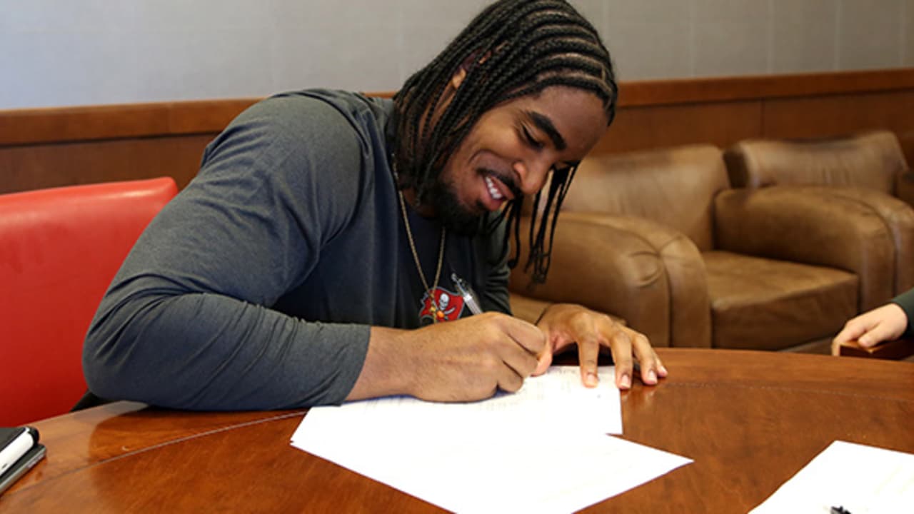 Devante Bond Signs Rookie Contract