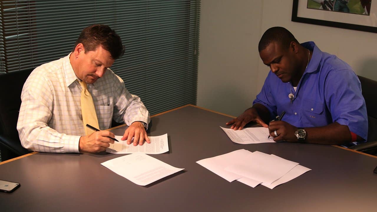 Cory Redding signs his Cardinals contract