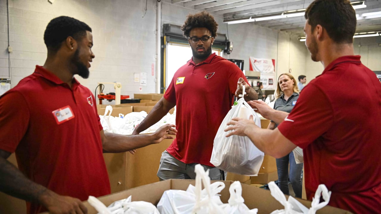 PHOTOS: Rookies Volunteer At United Food Bank