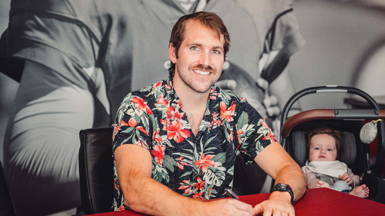 Aaron Brewer Signs His Contract