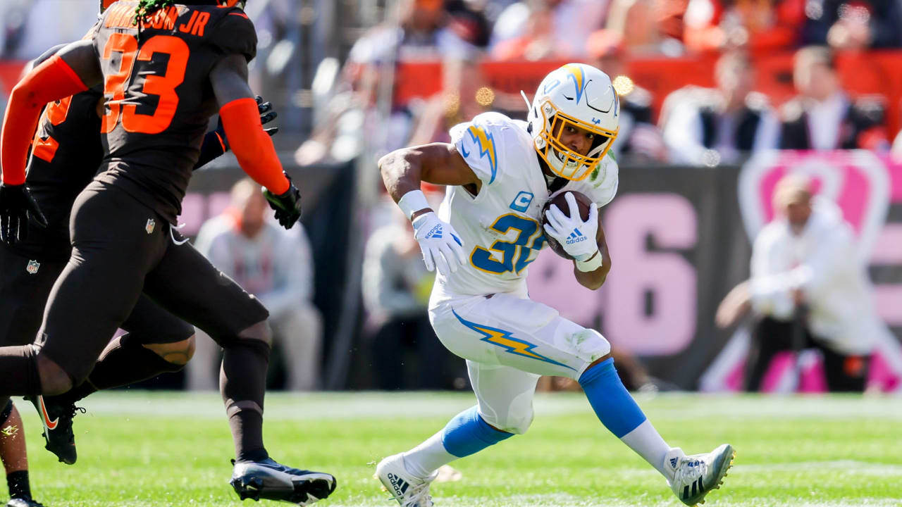 Highlights: Ekeler's Stiff-Arm Strength on Full Display During 10-Yard Run