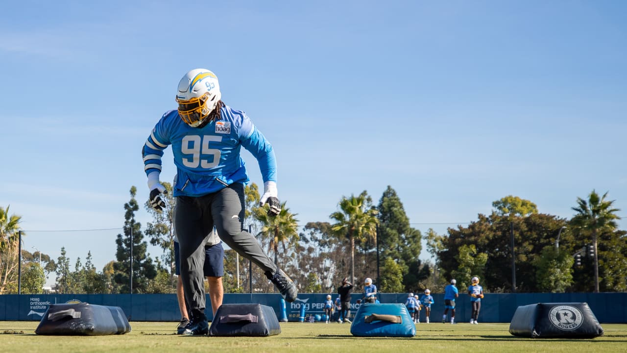 Photos: Chargers Begin Week 17