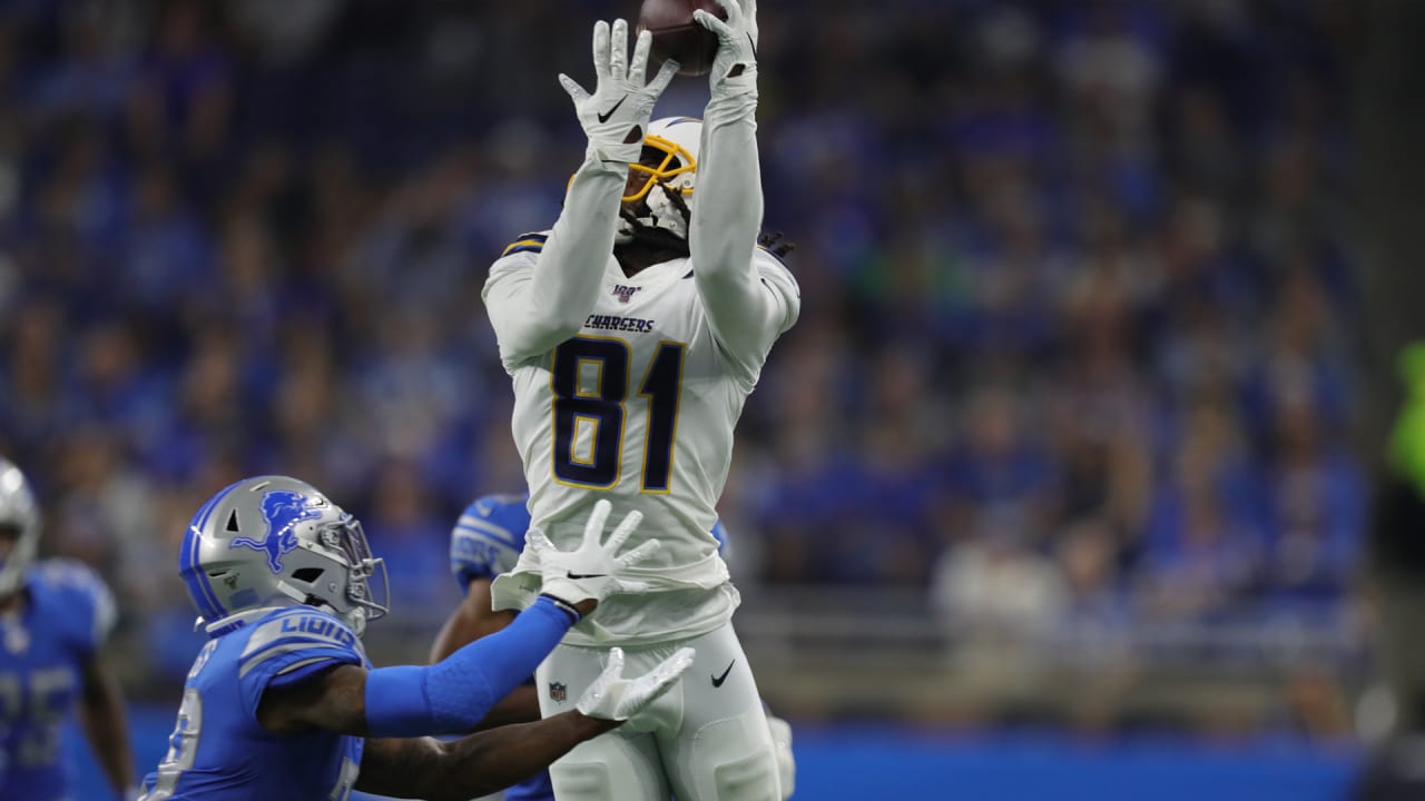 Mike Williams Lays Out for Big Catch Before Half