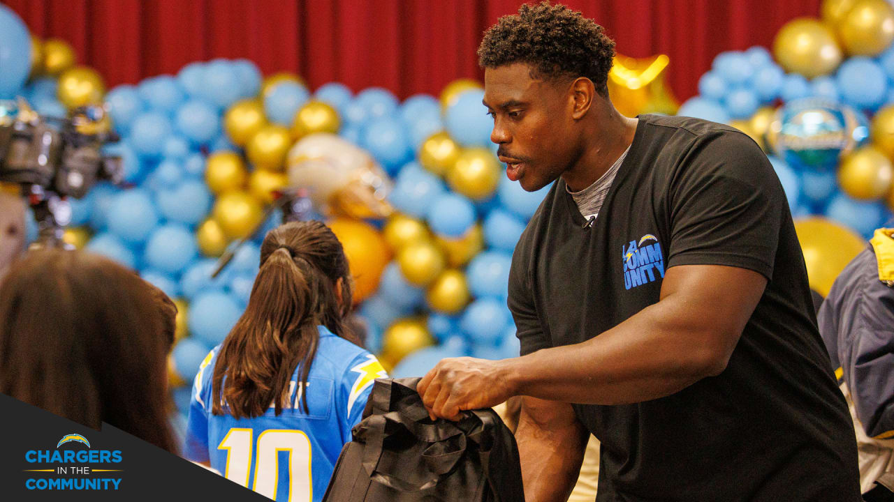 Community: Chargers Players Pack Lunches For Blessings in a Backpack