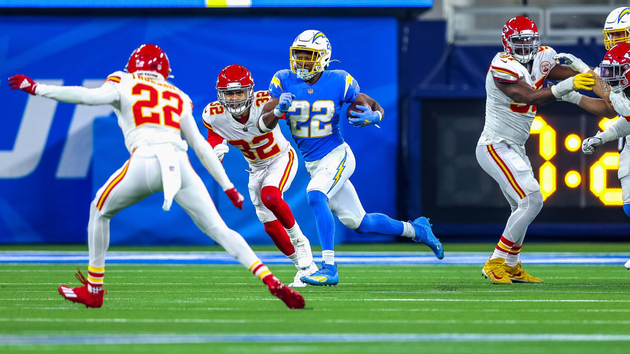 Game Highlights: RB Justin Jackson Finds Crease Up Middle for 22-Yard Run