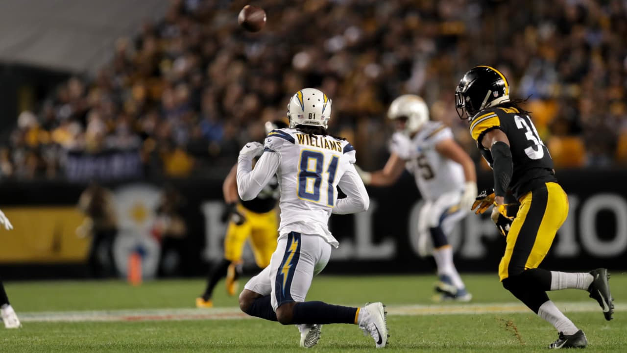 Mike Williams Beats Defenders for Big Third-Down Catch
