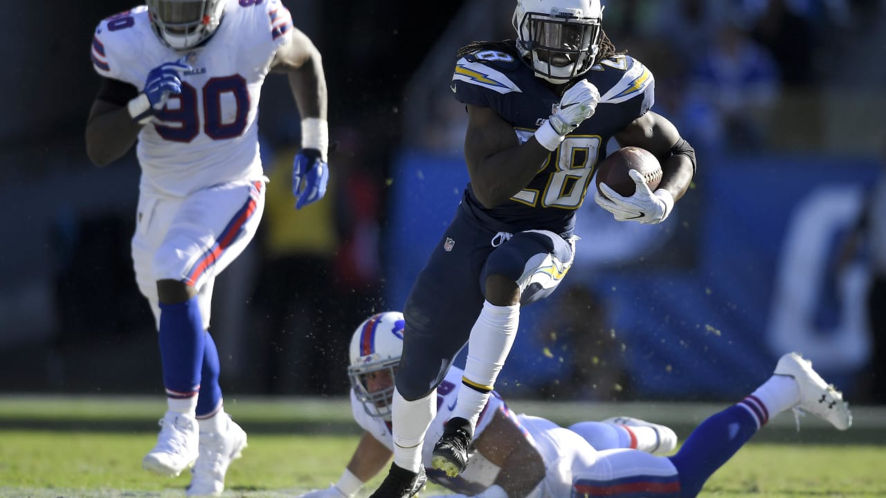 Melvin Gordon Explodes Through the Line for 20-Yard Gain
