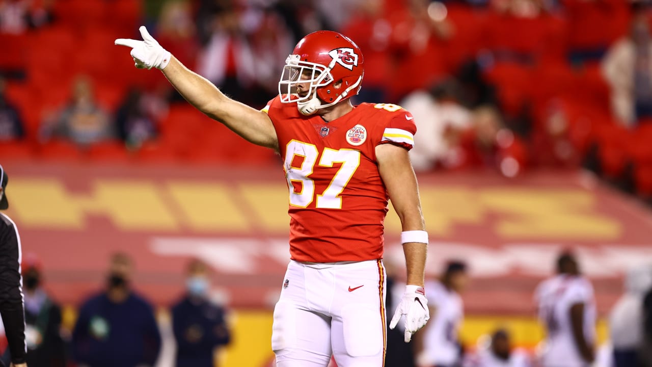 Travis Kelce with a Spectacular Birthday Catch for a 45-Yard Gain