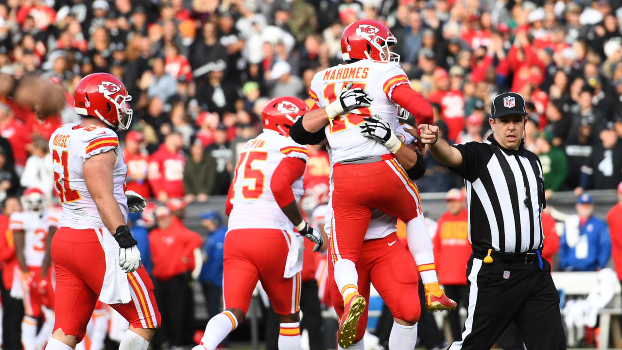 Patrick Mahomes fits 40th Touchdown Pass into Impossible Window