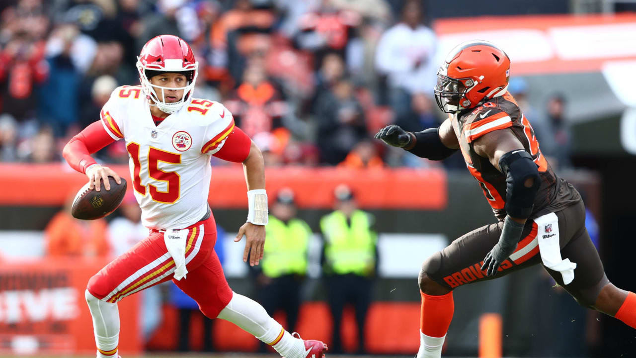 Patrick Mahomes' Diving Throw Results in 16-Yard Gain