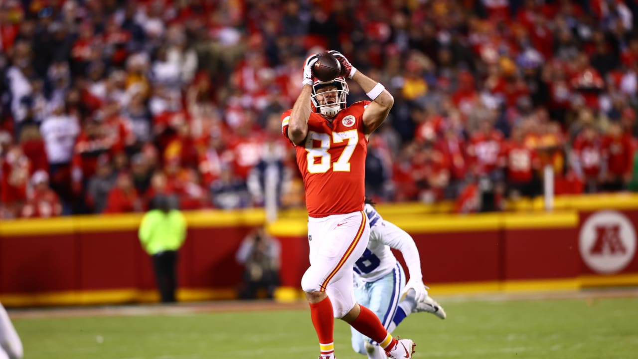 Patrick Mahomes Floats 24-Yard Pass to Travis Kelce on Deep Over Route
