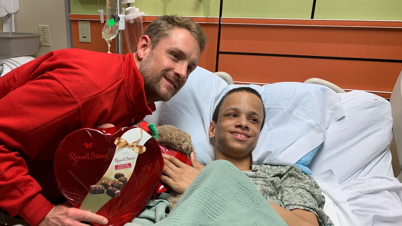 Dustin Colquitt Visits Children at the University of Kansas Health System