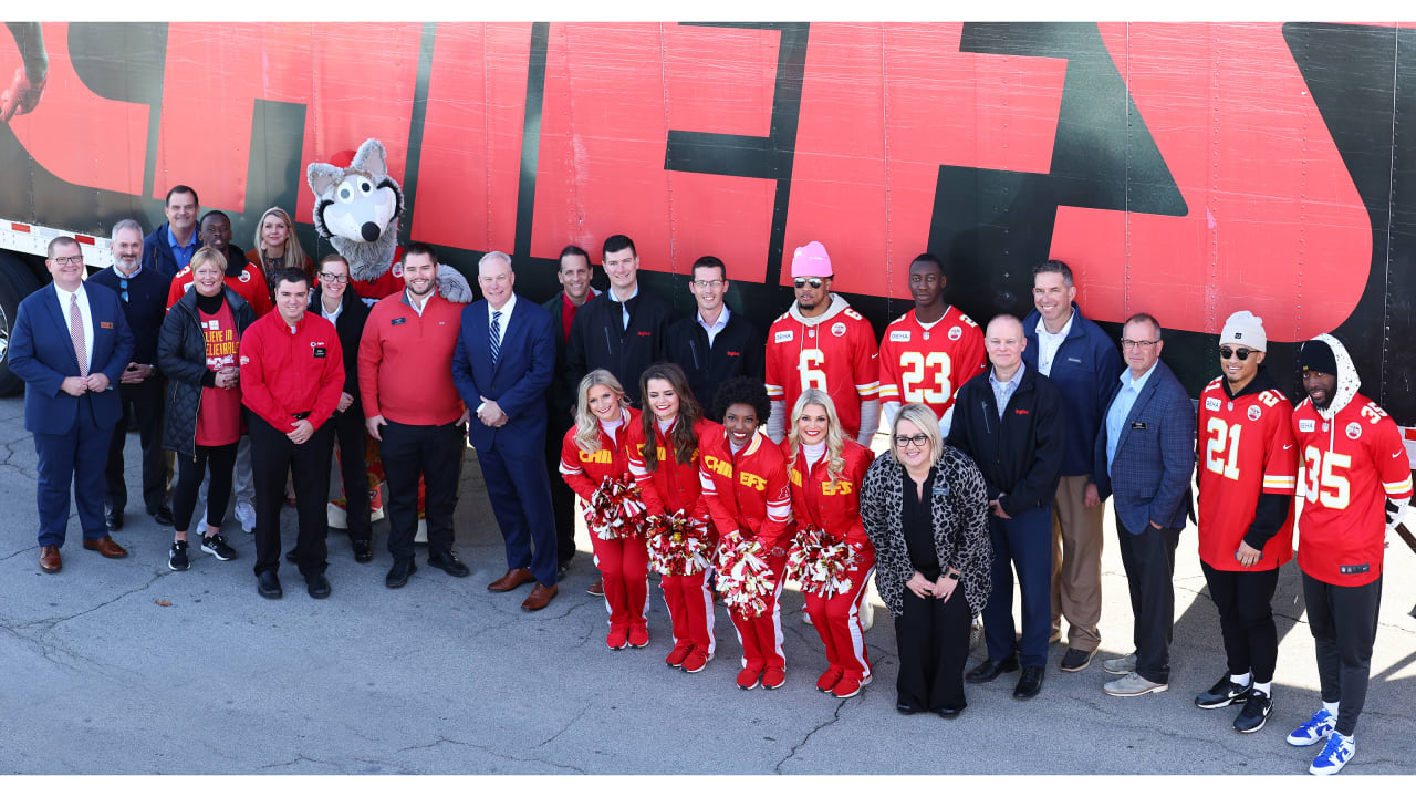 Photos: Chiefs Players Give Back to The Community for Thanksgiving