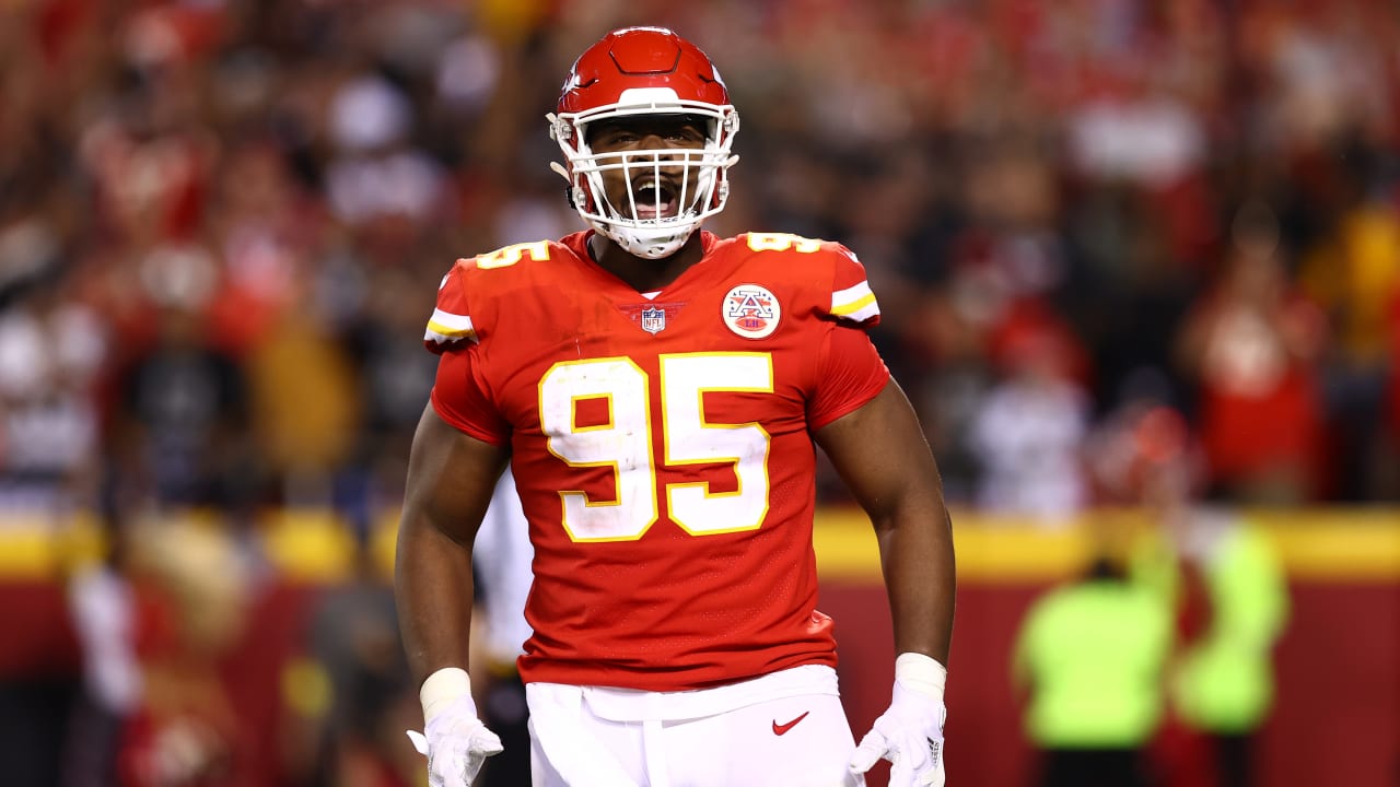 Chiefs Complete Thrilling Comeback to Defeat Raiders, 30-29, on Monday ...