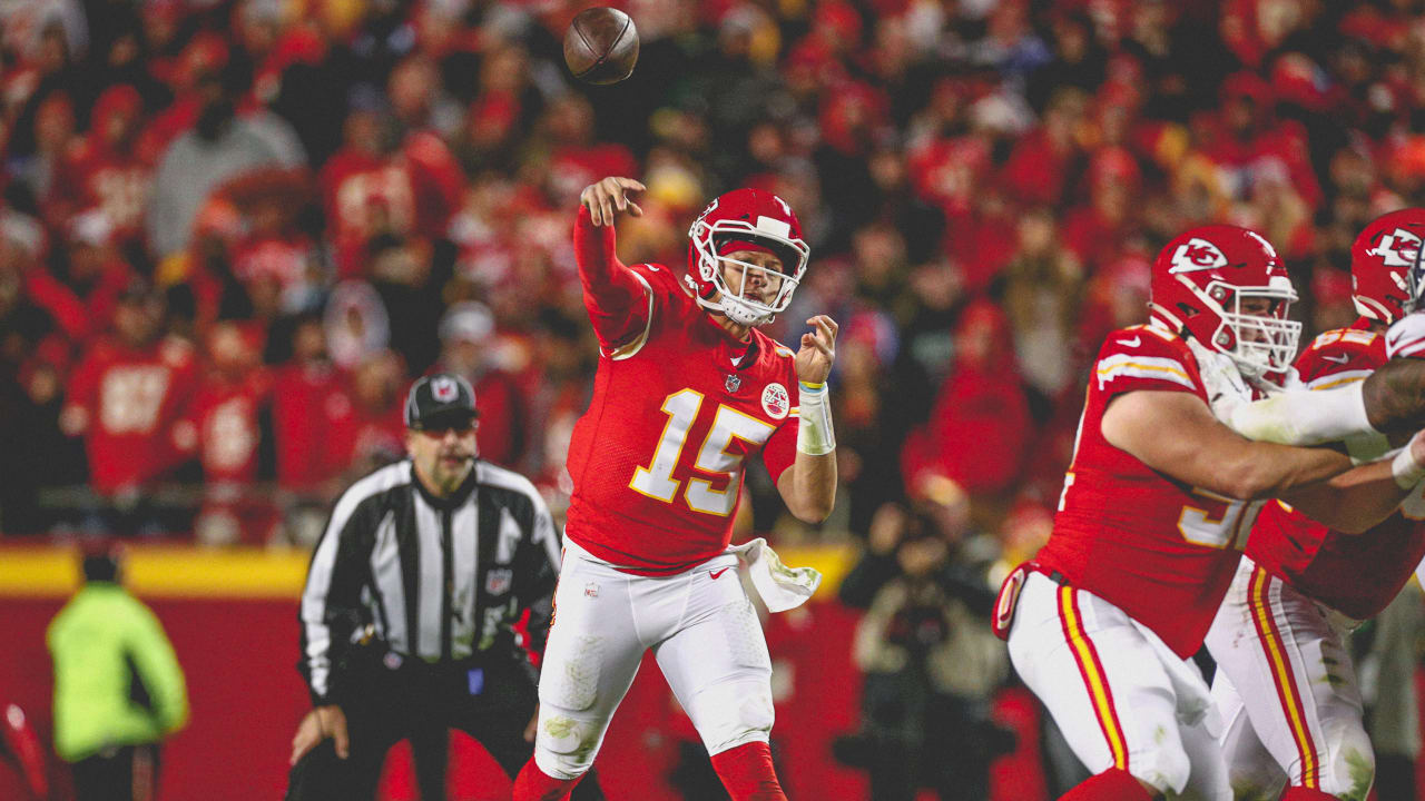 Patrick Mahomes Throws Sidearm Sling to Tyreek Hill