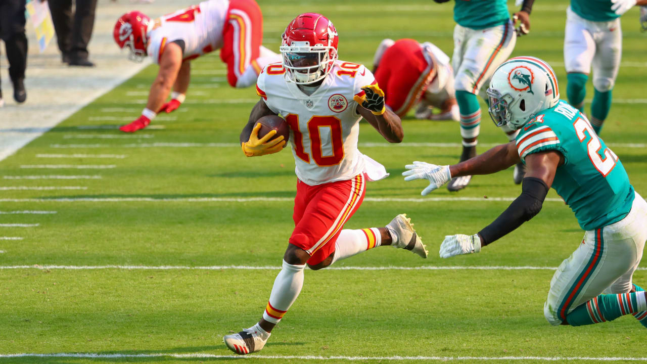 Tyreek Hill Secures Major First Down on 22-Yard Catch and Run