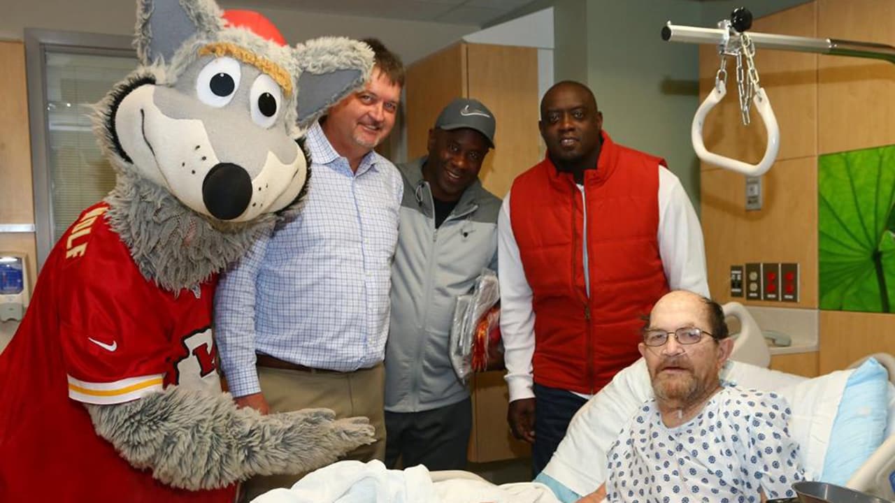 Chiefs Ambassadors Lift Spirits at Local VA Medical Center