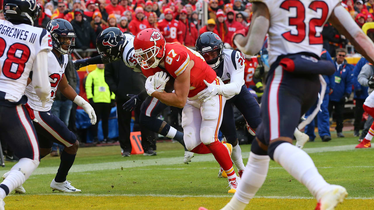 Travis Kelce Muscles it in for SECOND Touchdown of the Game