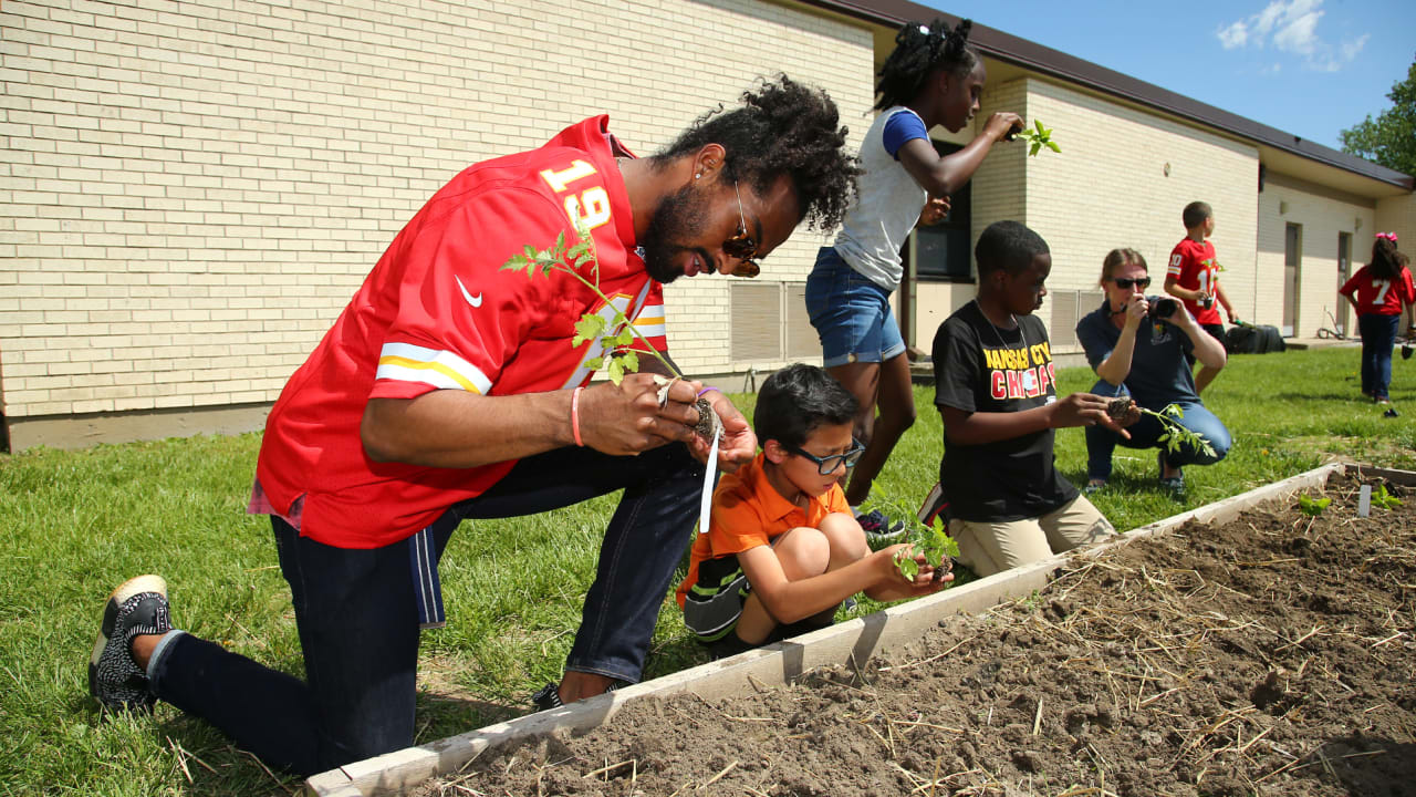 Chiefs Help Local Kids Plant a Community Garden
