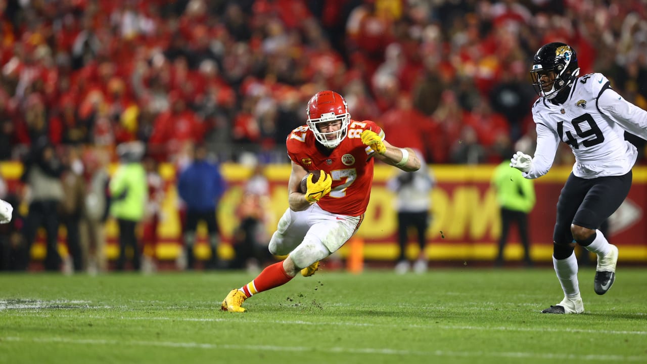 Travis Kelce Shakes Off Defender for 15-Yard Catch and Run