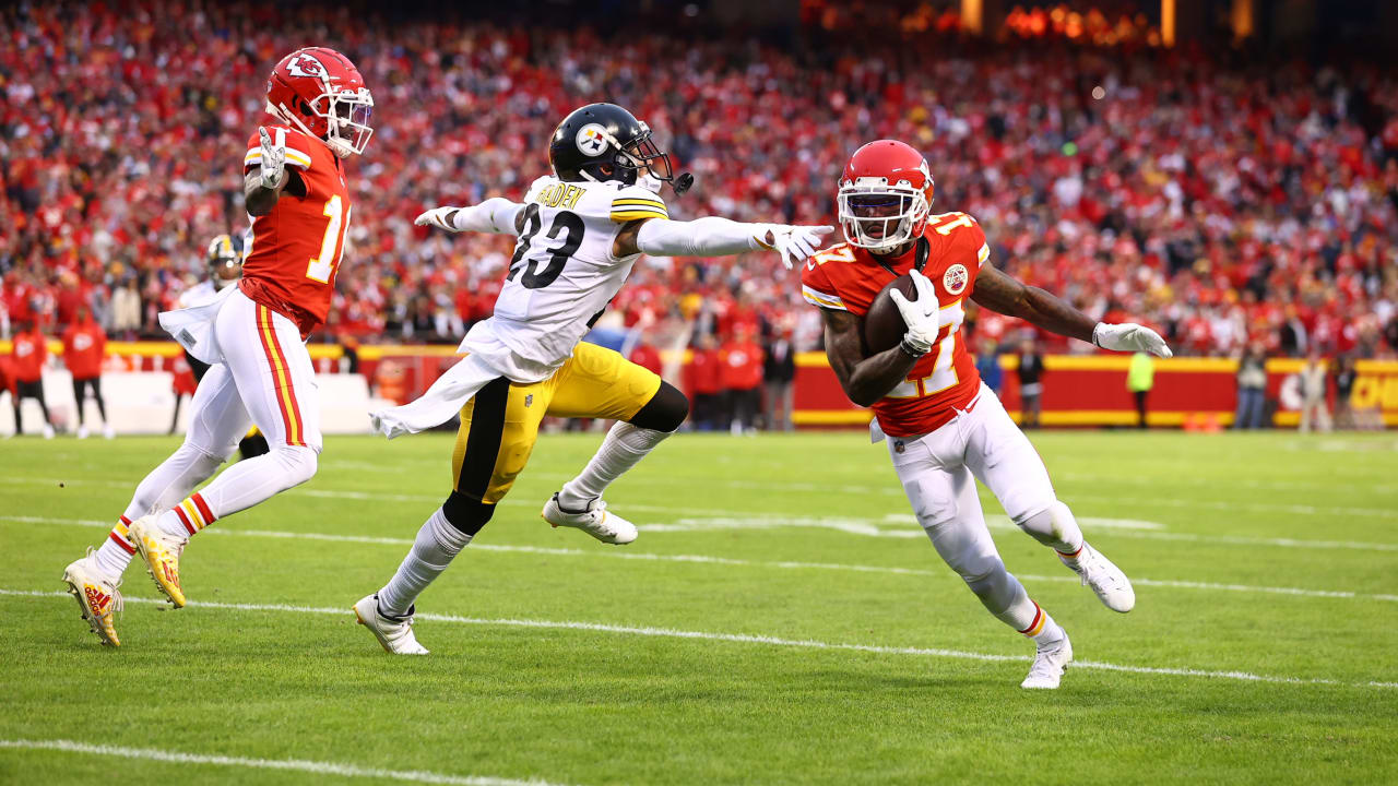 Patrick Mahomes' Side-Arm Pass Around Lineman Nets 14 Yards to Mecole ...