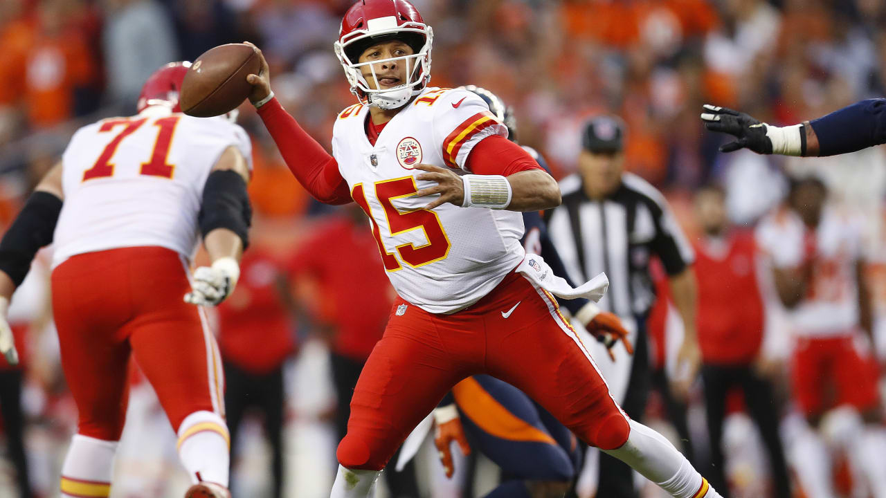 Patrick Mahomes Escapes Pressure for 24-yard Pass
