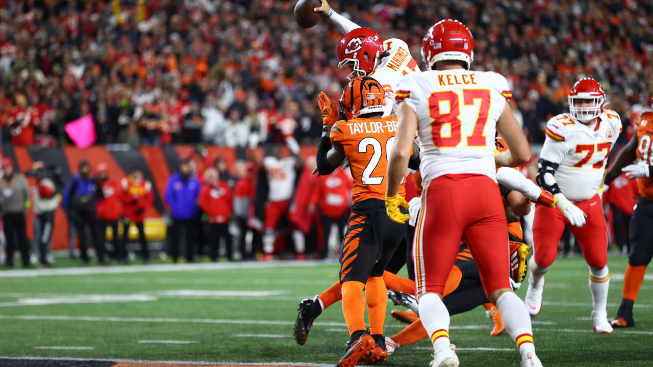 TOUCHDOWN: Patrick Mahomes Dunks Football Over Defender for UNREAL ...