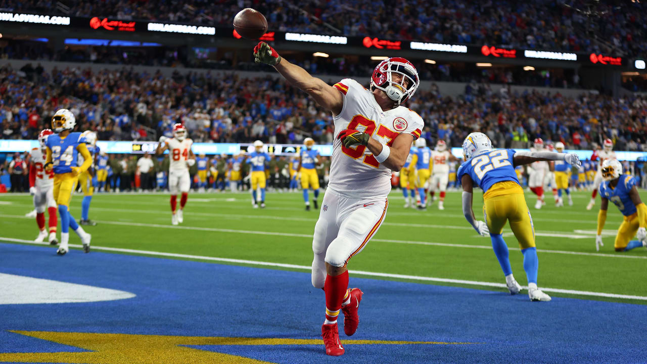 HAT-TRICK TOUCHDOWN: Travis Kelce Races 17 Yards for Go-Ahead Score