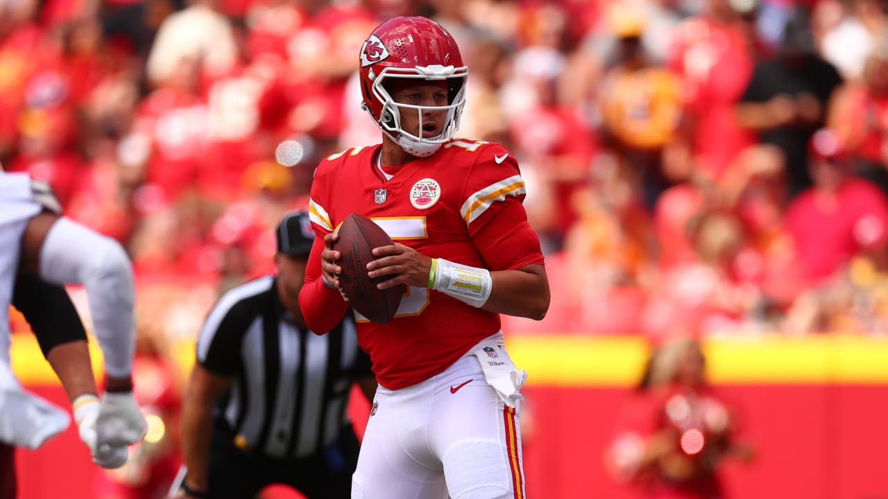 Patrick Mahomes rainbows 30-yard pass to Noah Gray