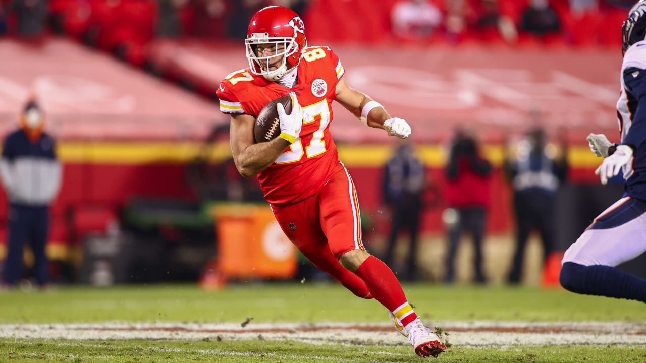 Travis Kelce Tosses Defender Out of his Way on 28-Yard Catch and Run