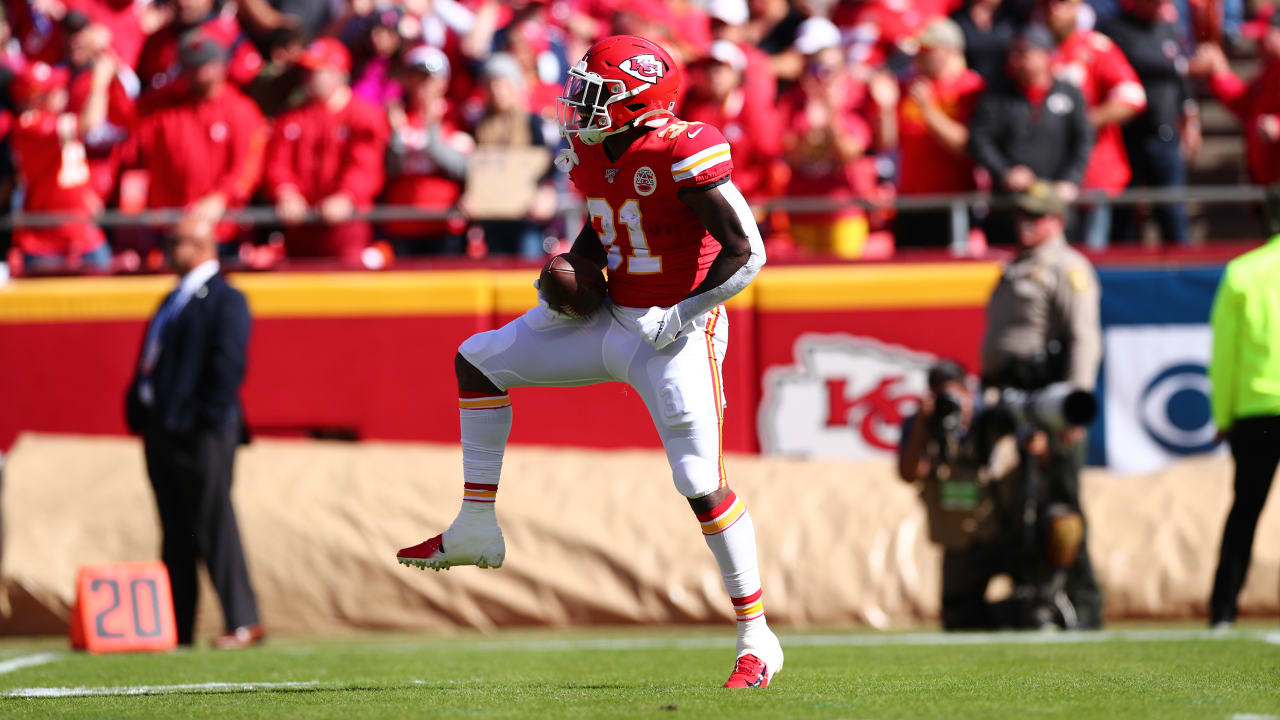 Darrel Williams Breaks into the Clear on 52-yard Catch and Run