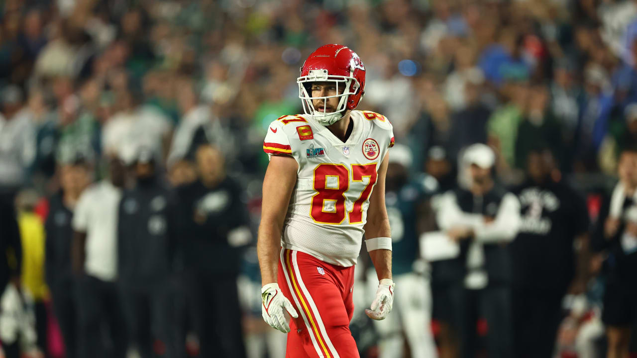 Travis Kelce Scoops Fingertip Grab for 11-Yard Gain Over the Middle