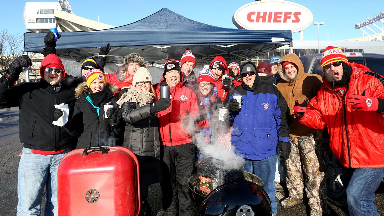 Photo Gallery: Chiefs vs. Titans Fans Tailgating
