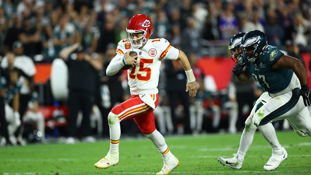 Patrick Mahomes Maneuvers the Pocket on Magical 26-Yard Scramble into ...