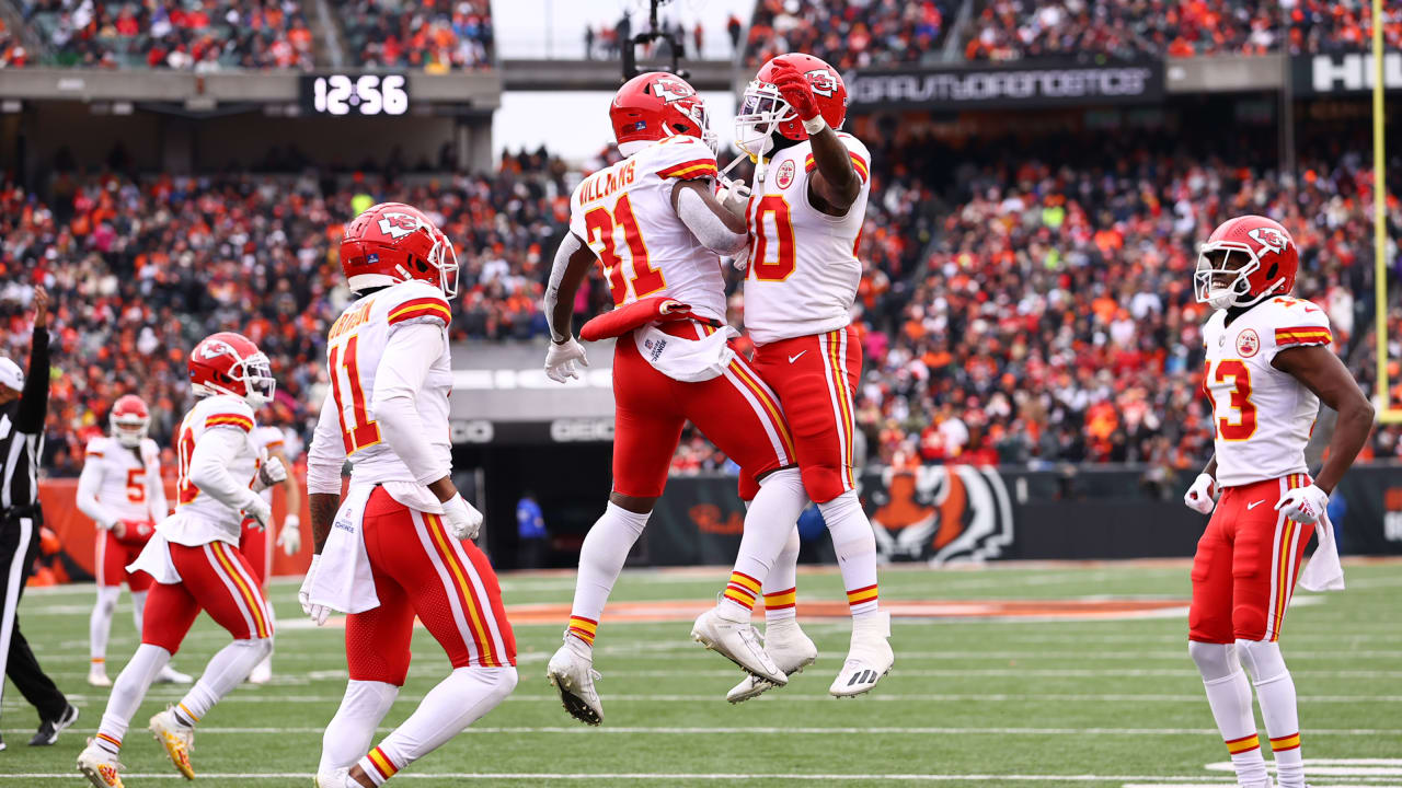 TOUCHDOWN: Darrel Williams Keeps Legs Churning on Powerful TD Run