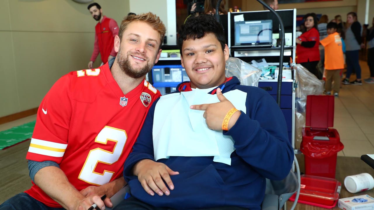 Dustin Colquitt’s “TeamSmile” Provides Free Dental Care to Local Kids ...