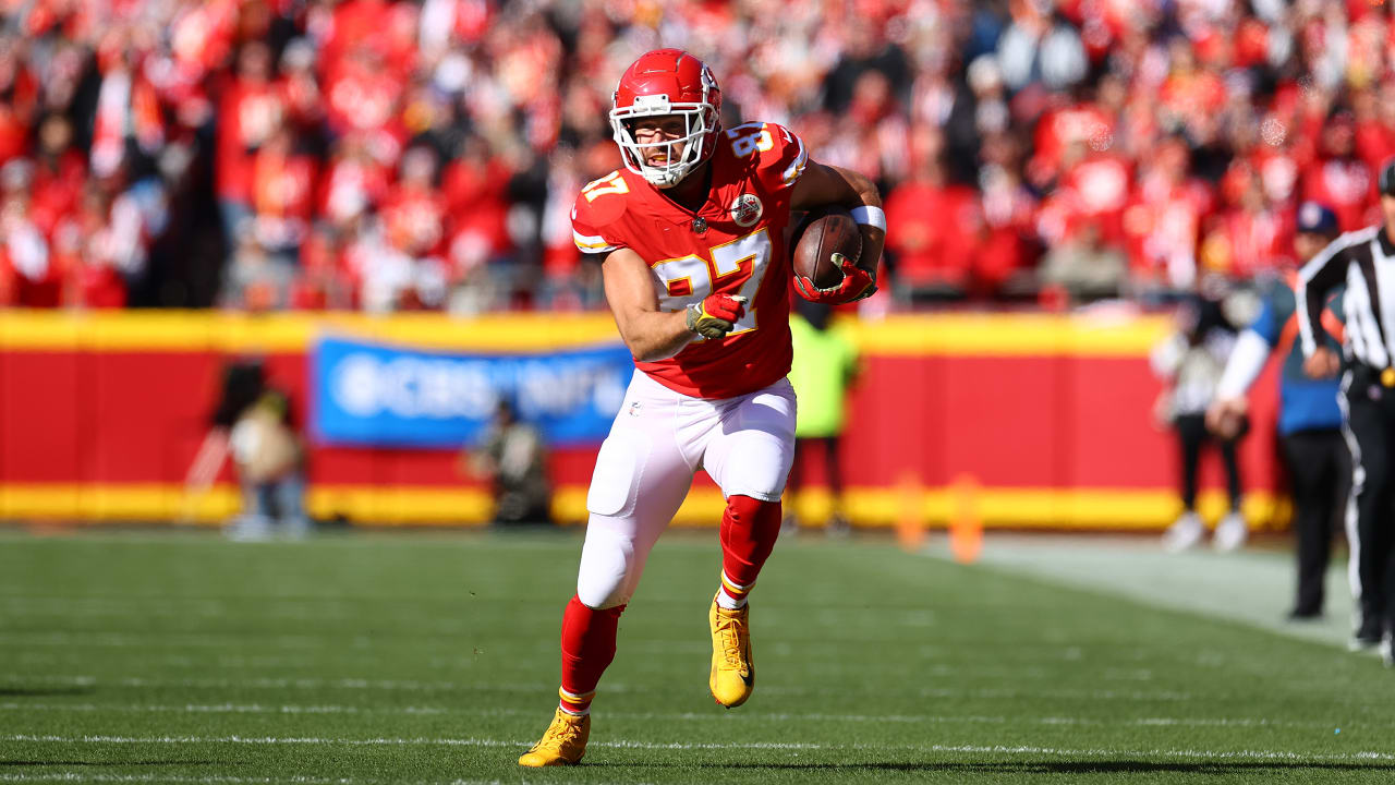 Patrick Mahomes' Cross-Field Laser to Travis Kelce Goes for 46-yard Gain